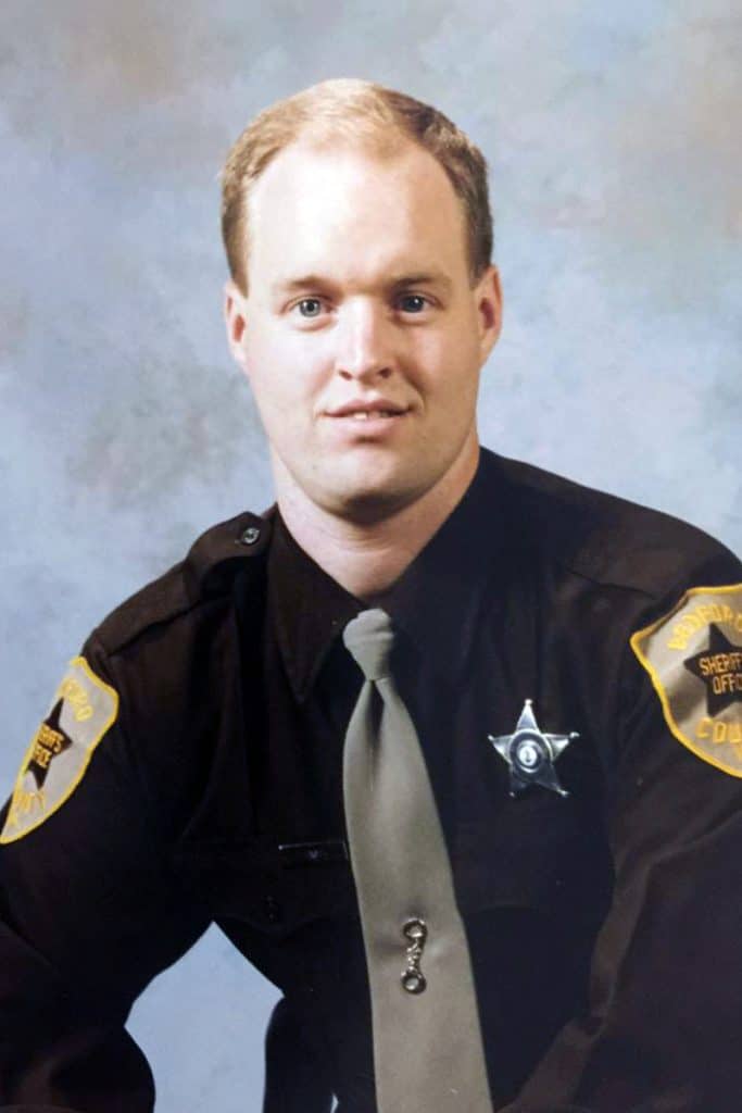 Police Officer Tearfully Signs-Off For Last Time - Happilynews.com