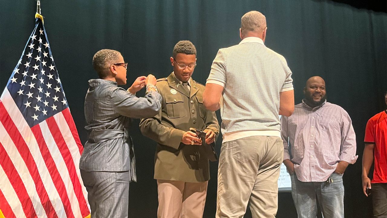 Proud Dad Fights Back Tears of Joy as Son Graduates From Military ...