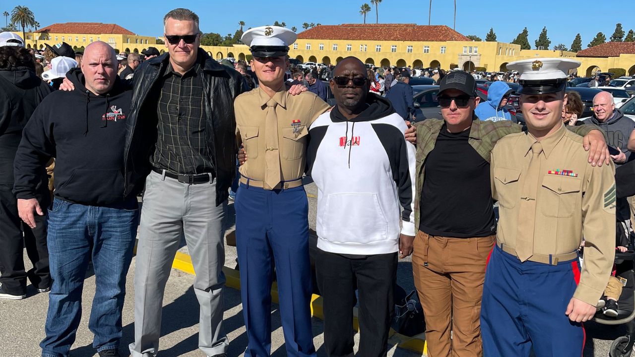 Son's Late Father's Marine Platoon Surprises Him at Boot Camp ...