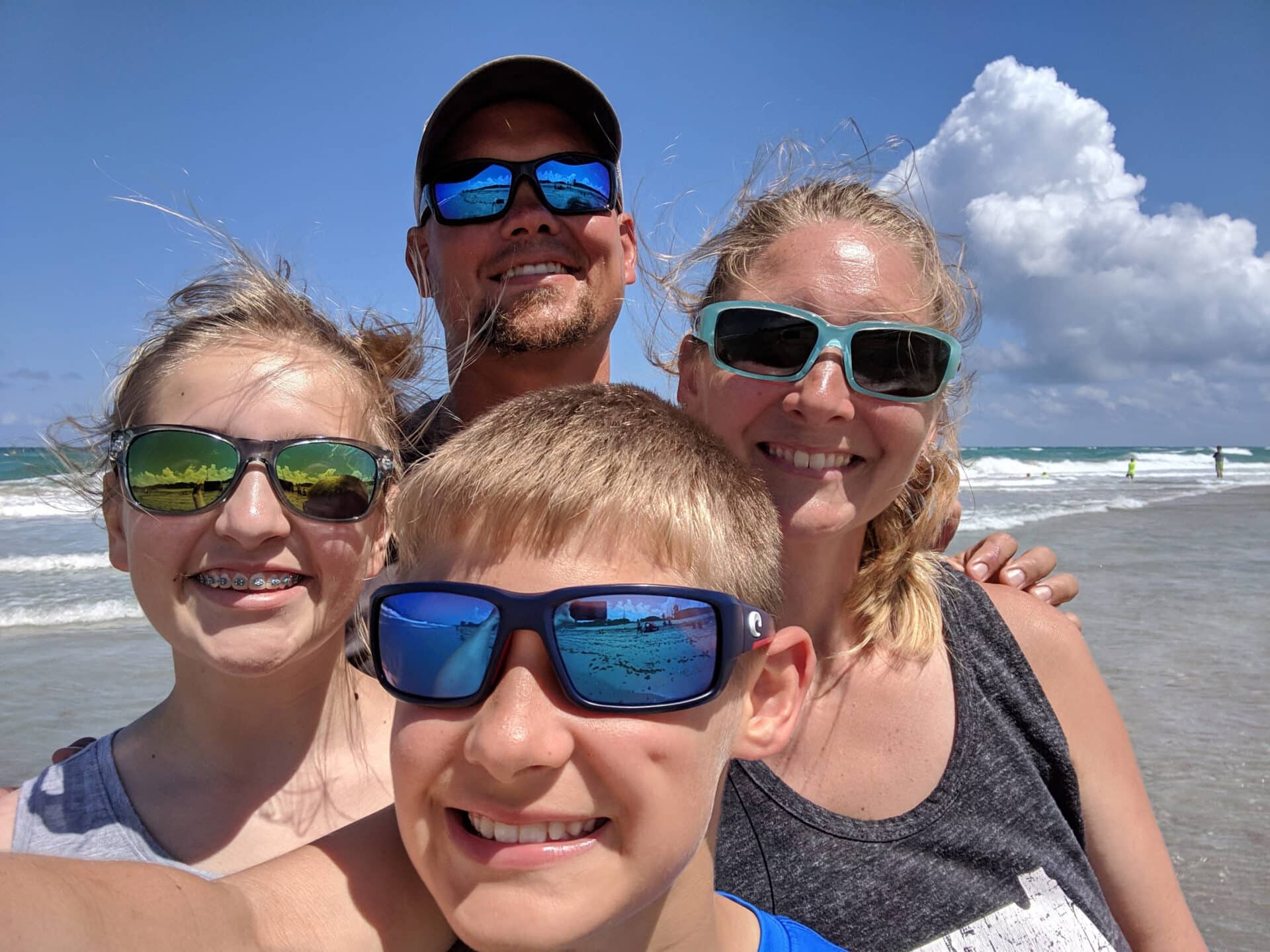 Dad Jumps Into Water to Rescue Trapped Turtle - Happilynews.com