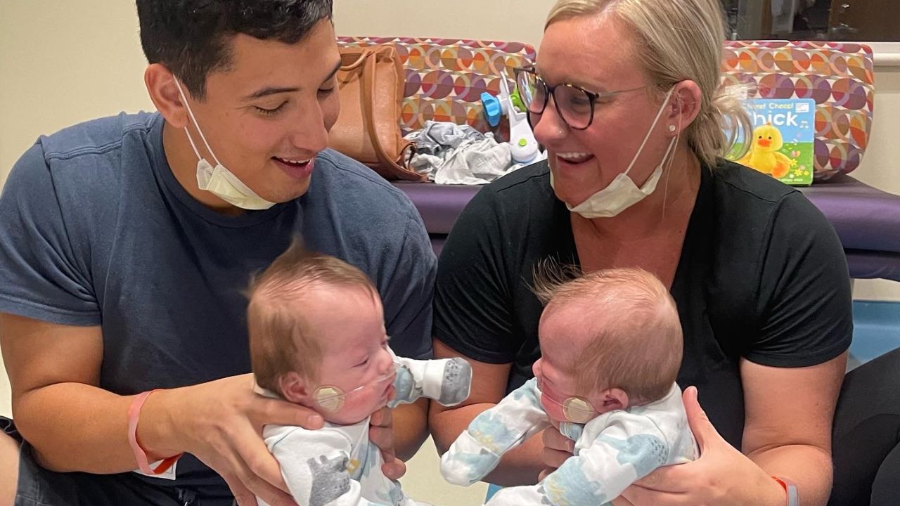 Premature Twins Reunite After 133 Days Apart in NICU - Happilynews.com