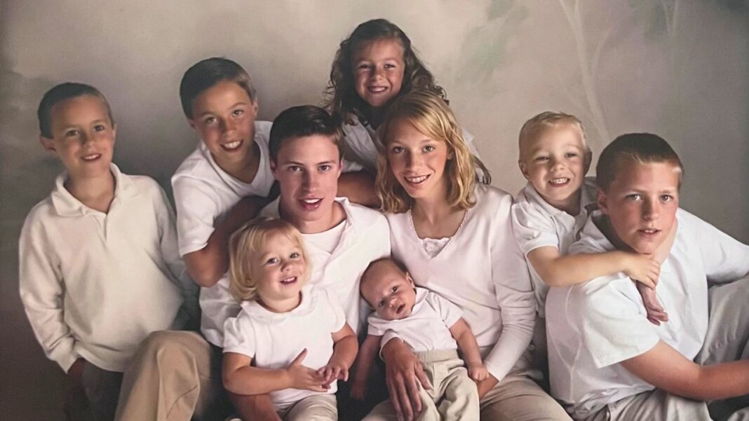 Say Cheese! Siblings Give Parents Wholesome Surprise by Recreating ...