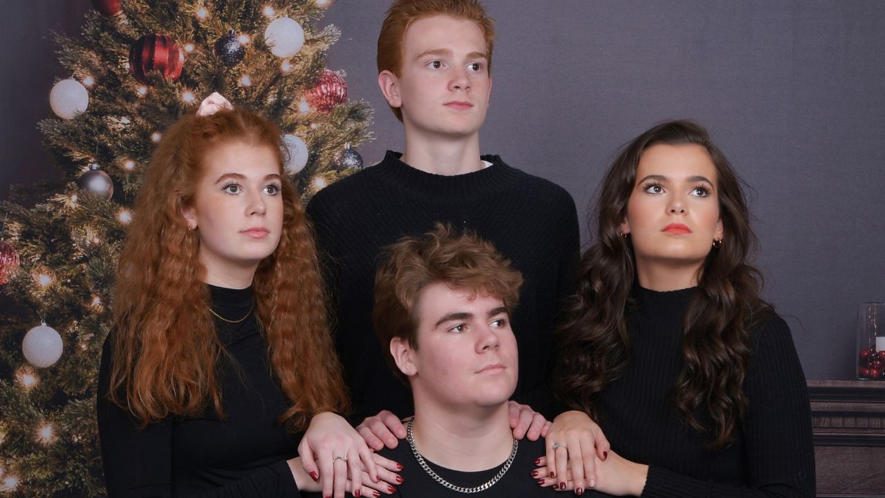 Siblings Surprise Parents by Recreating Cheesy 80s Photos - Happilynews.com