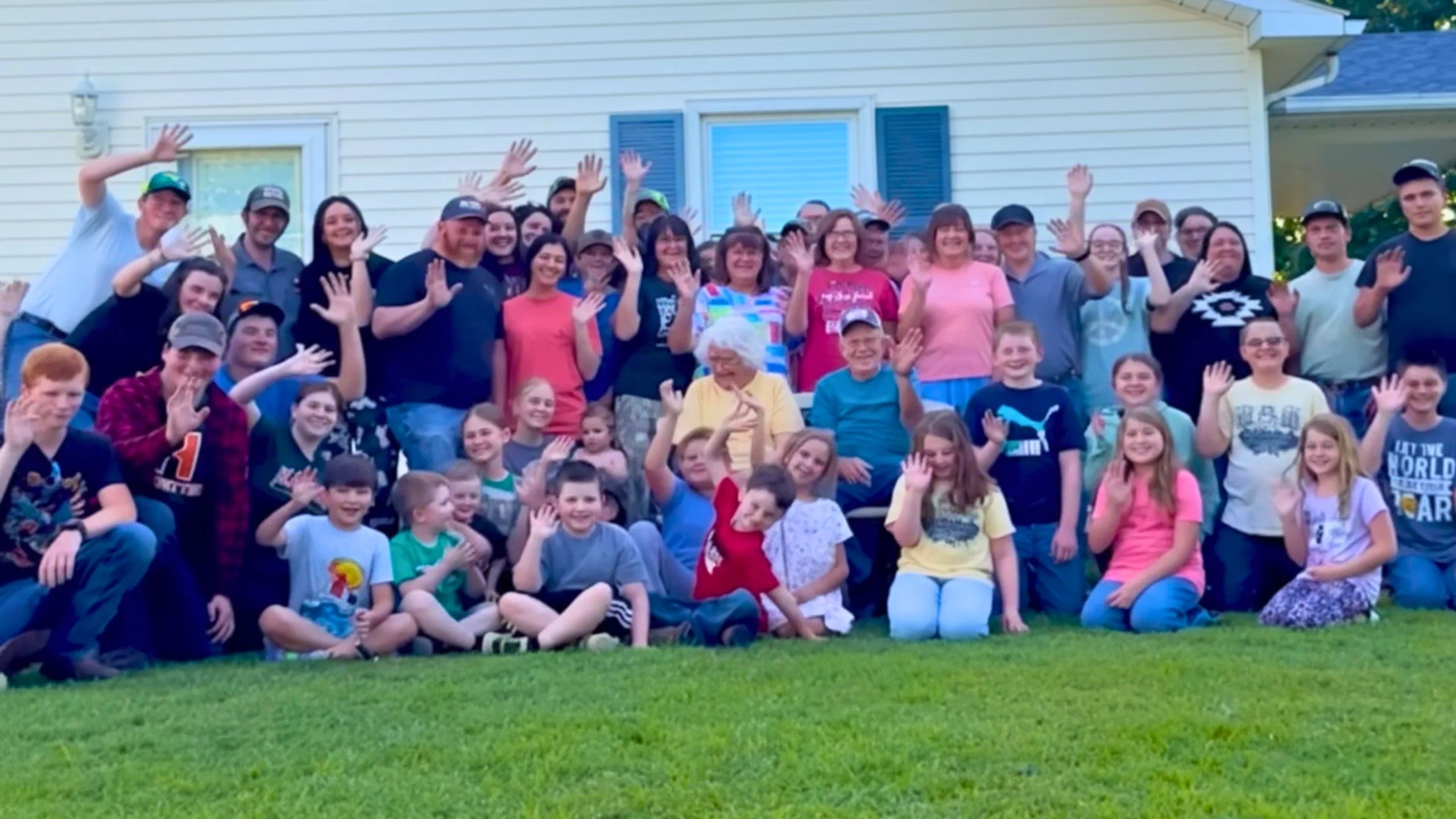 71-Year Marriage Creates a 61-Person Family in One Photo