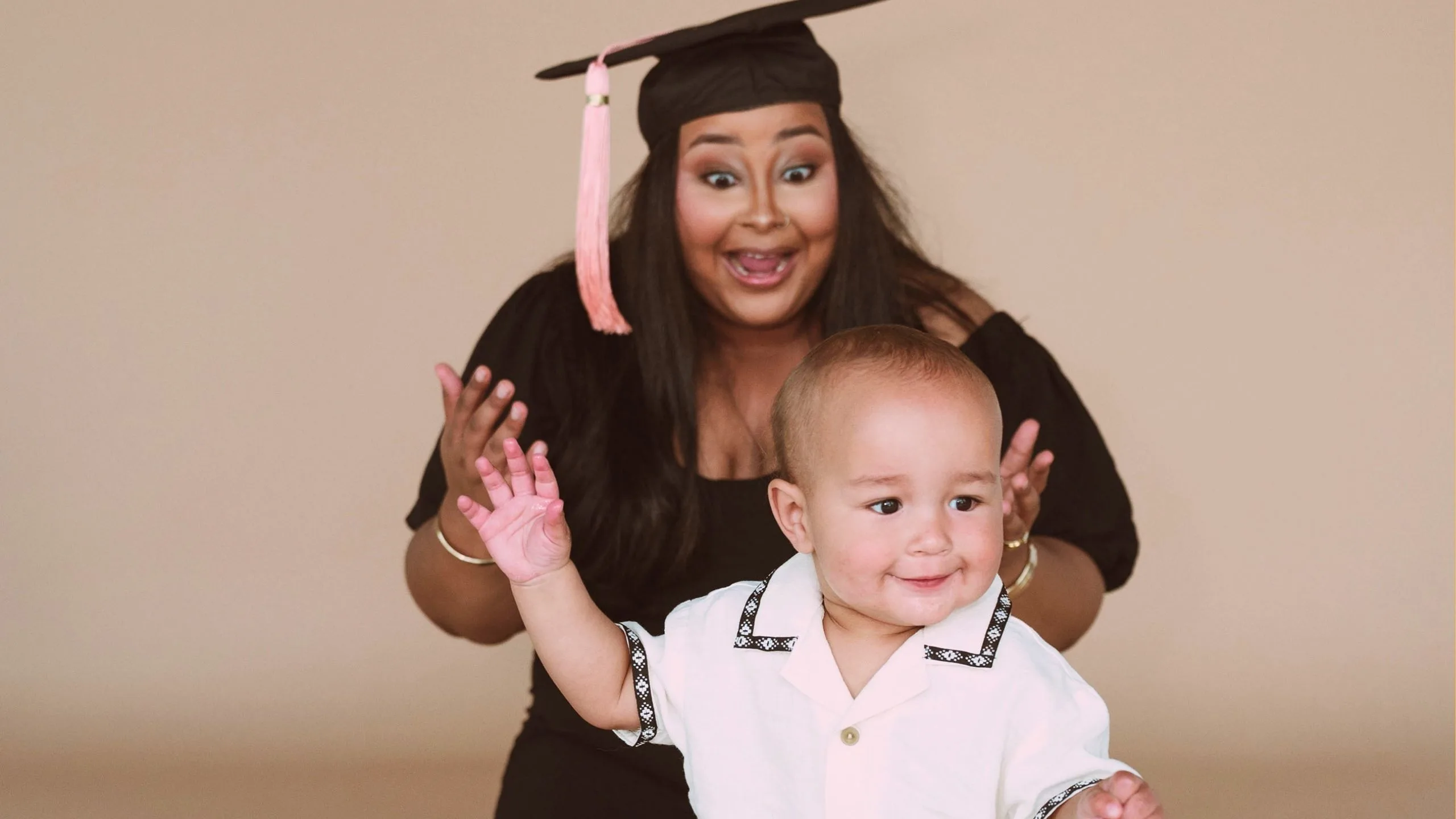 Baby Takes First Steps During Mom’s Graduation Photoshoot - Happilynews.com
